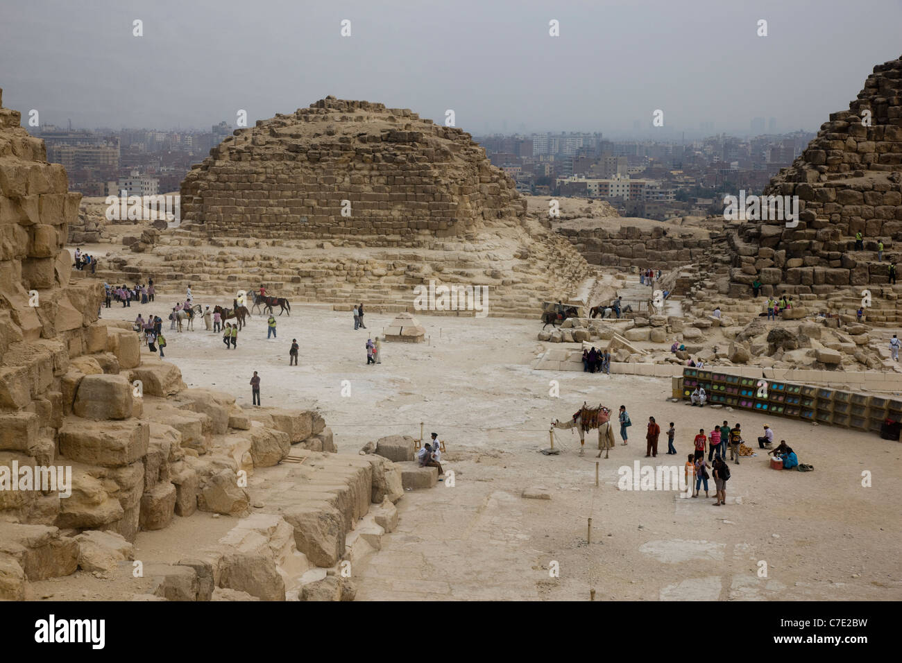 Tourists visitors ancient giza hi-res stock photography and images - Alamy