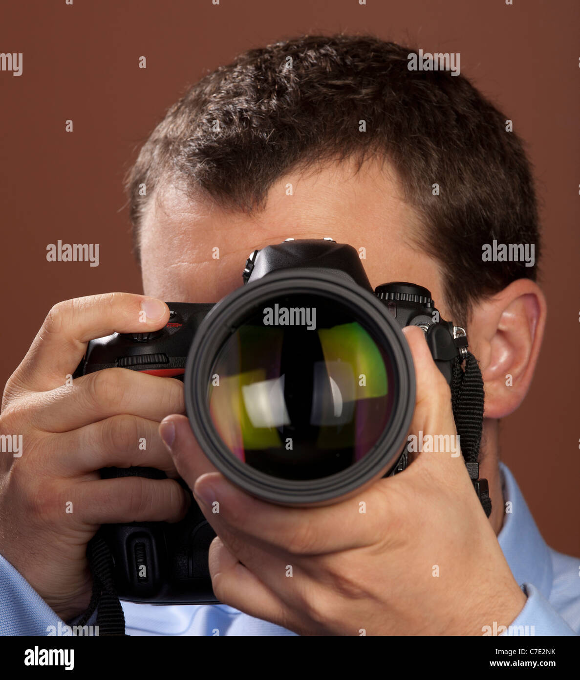 Man holding a camera and lens Stock Photo - Alamy