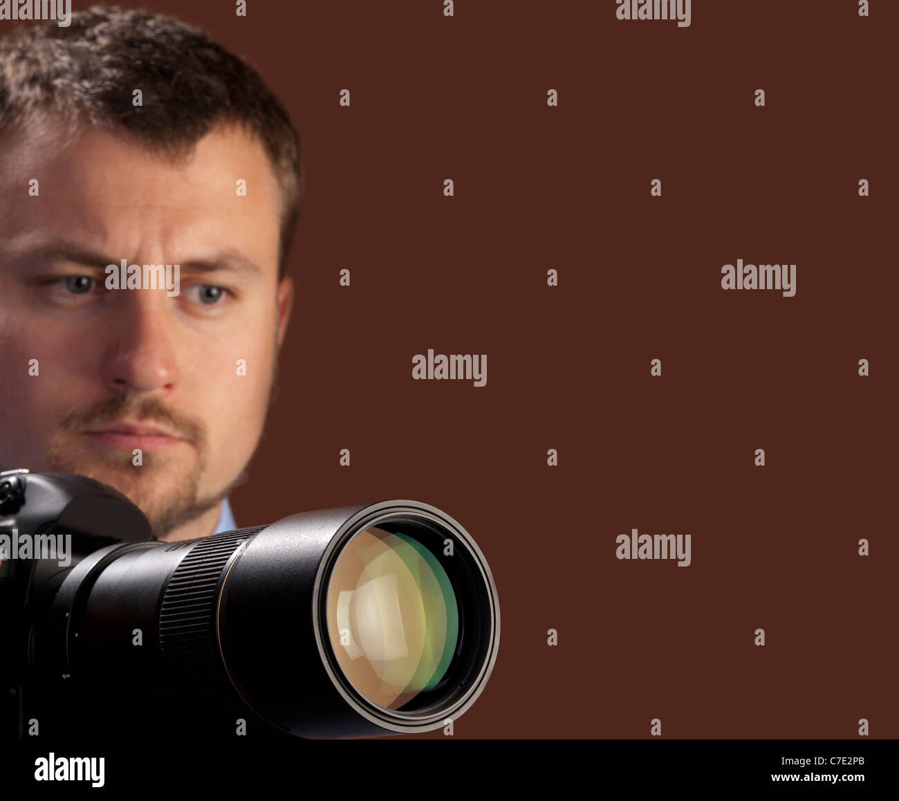 Man holding a camera and lens Stock Photo - Alamy