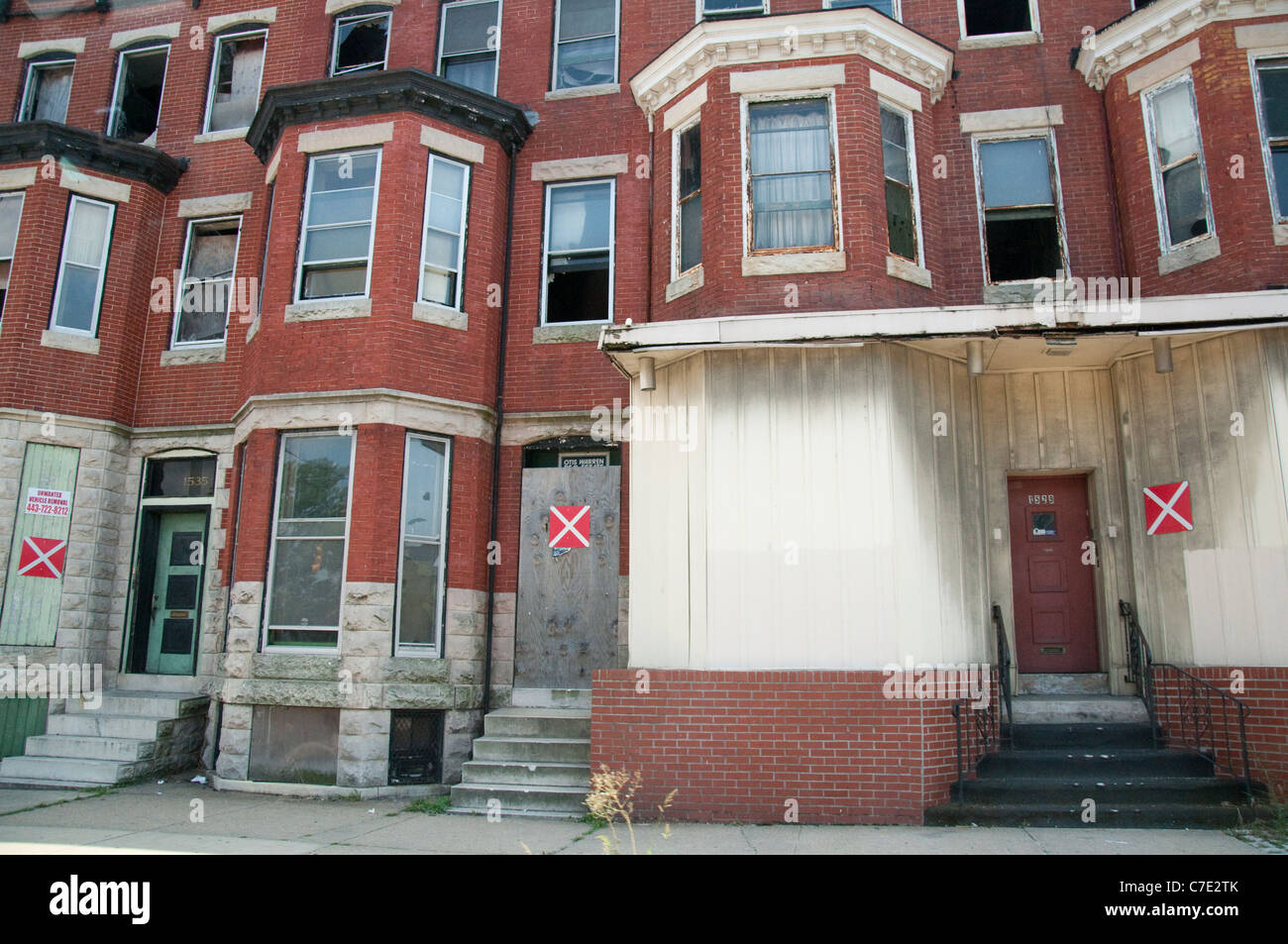 American house boarded up, baltimore hi-res stock photography and ...