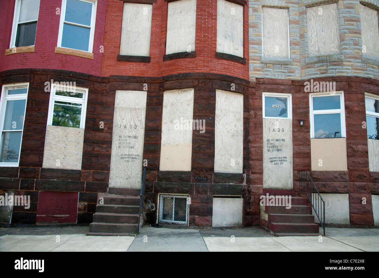 American house boarded up, baltimore hi-res stock photography and ...