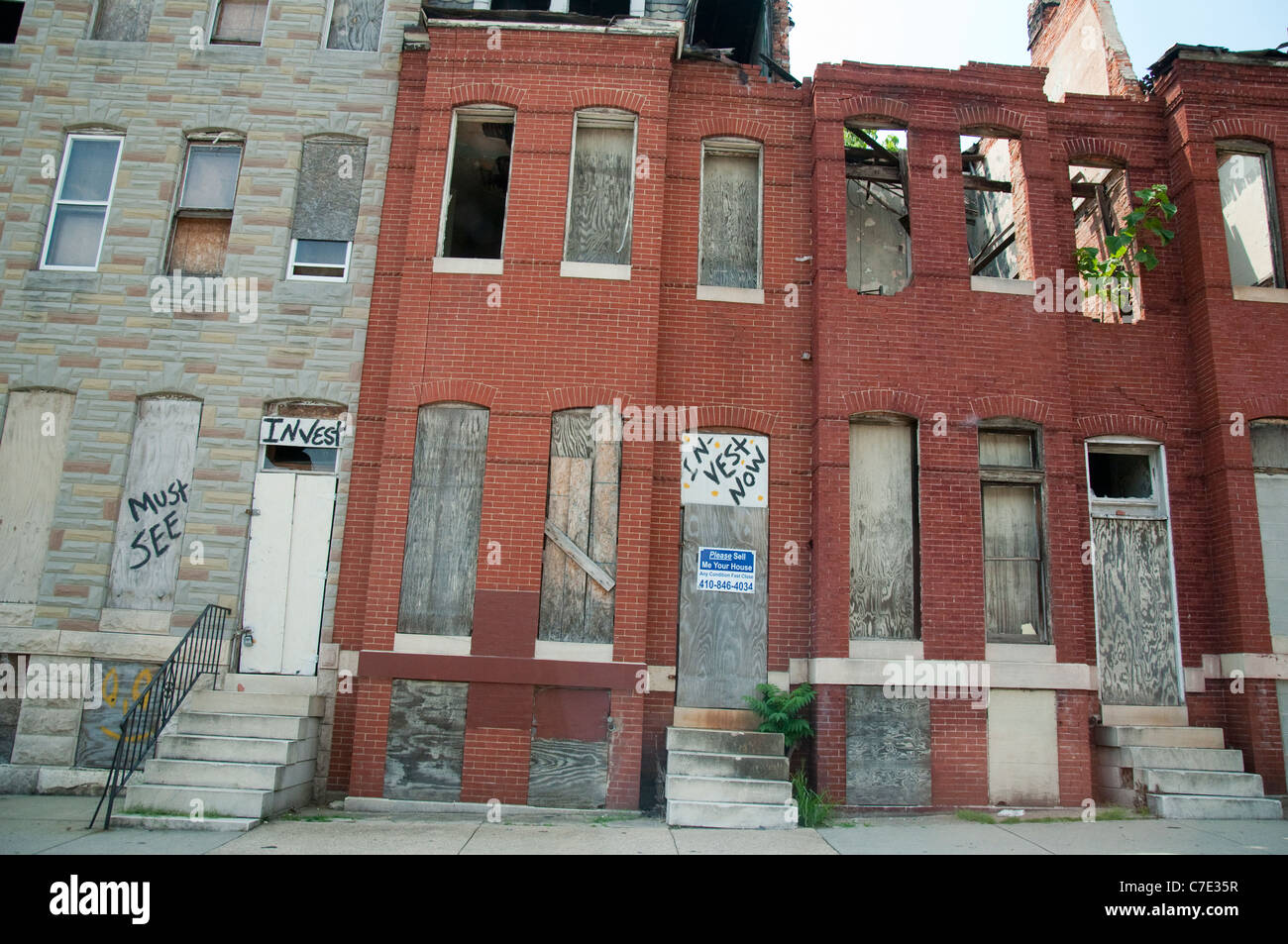 American house boarded up, baltimore hi-res stock photography and ...