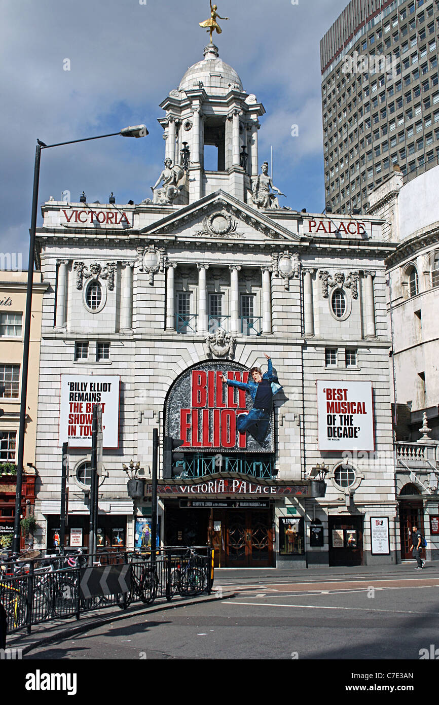 Victoria palace theatre london hi-res stock photography and images - Alamy