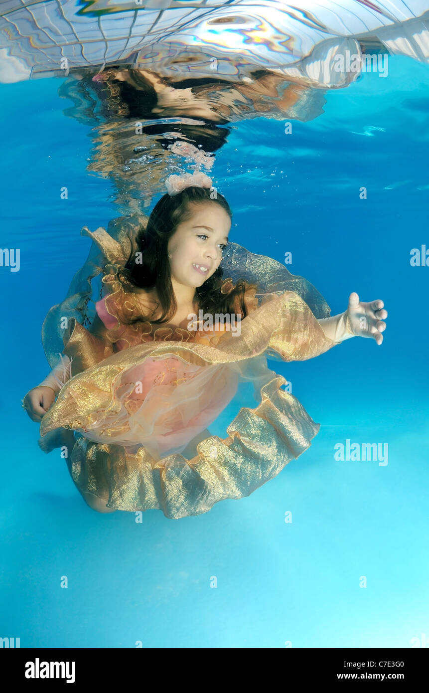 Underwater art fashion hi-res stock photography and images - Alamy