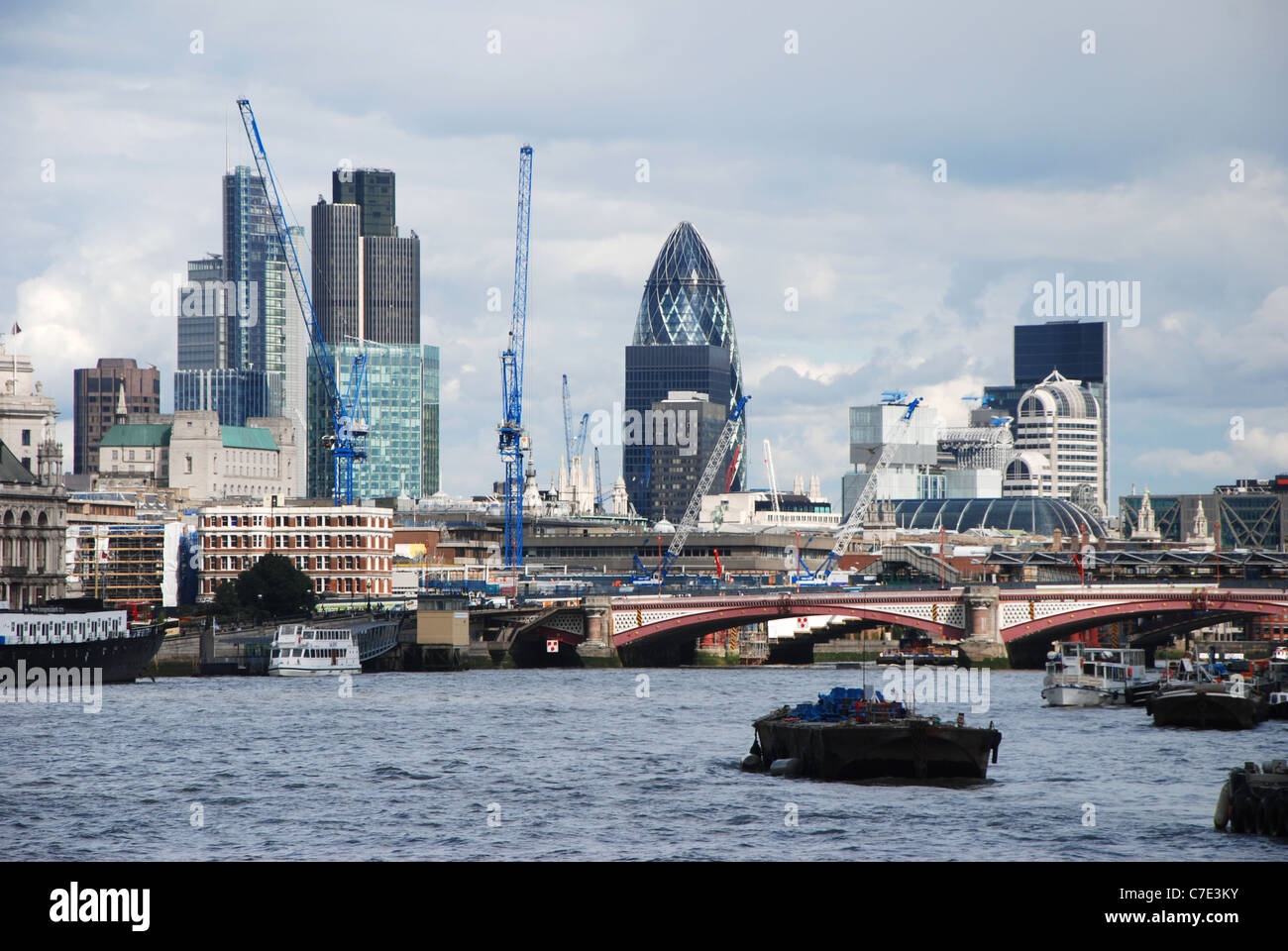 London skyline and river thames hi-res stock photography and images - Alamy
