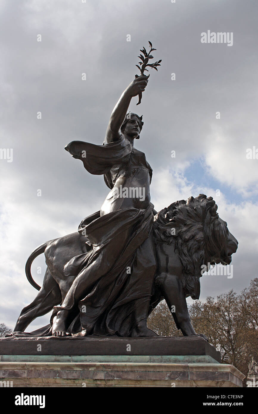 Figure of Peace, Victoria Memorial, London SW1 Stock Photo - Alamy