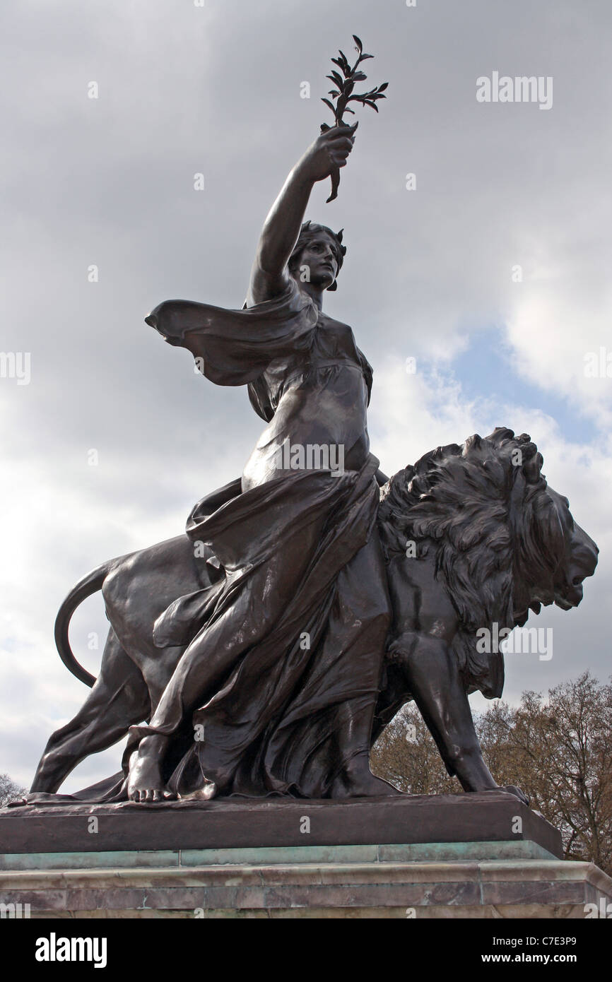 Figure of Peace, Victoria Memorial, London SW1 Stock Photo - Alamy