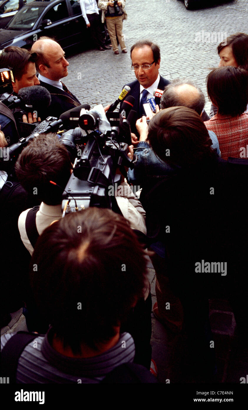 French journalists hi-res stock photography and images - Alamy