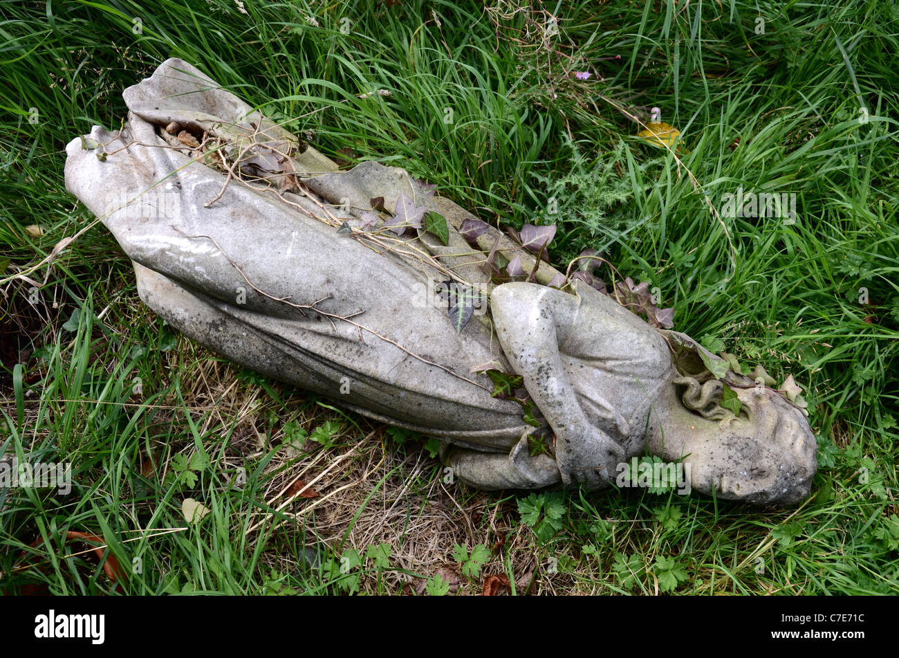 Lying female sculpture hi-res stock photography and images - Alamy
