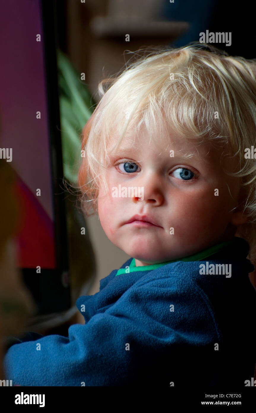 Boy cry alone hi-res stock photography and images - Alamy