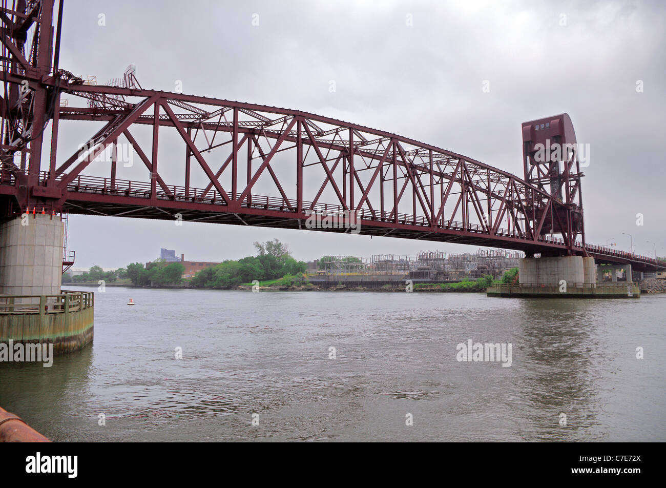 Roosevelt Island Bridge over the East River, connecting the Queens and ...