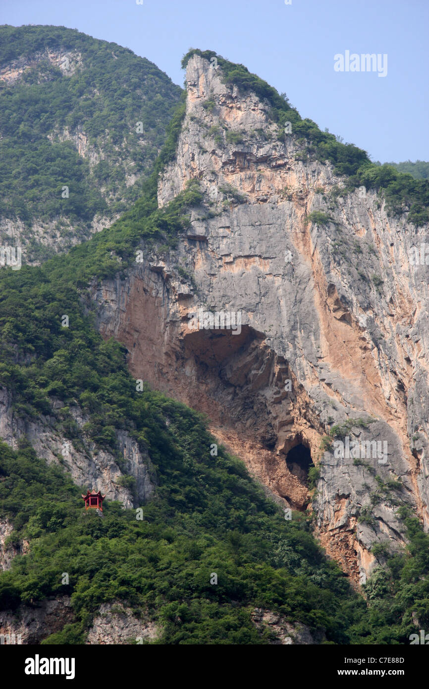 Temple on mountainside at Wu Gorge, Yangtze River, China Stock Photo ...