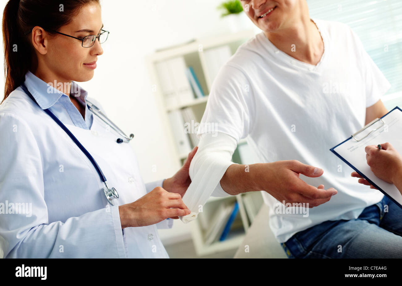 Doctor giving patient note hi-res stock photography and images - Alamy