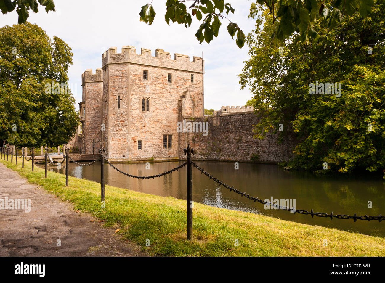 Bishop’s Palace and moat, Wells, Somerset, England Stock Photo - Alamy