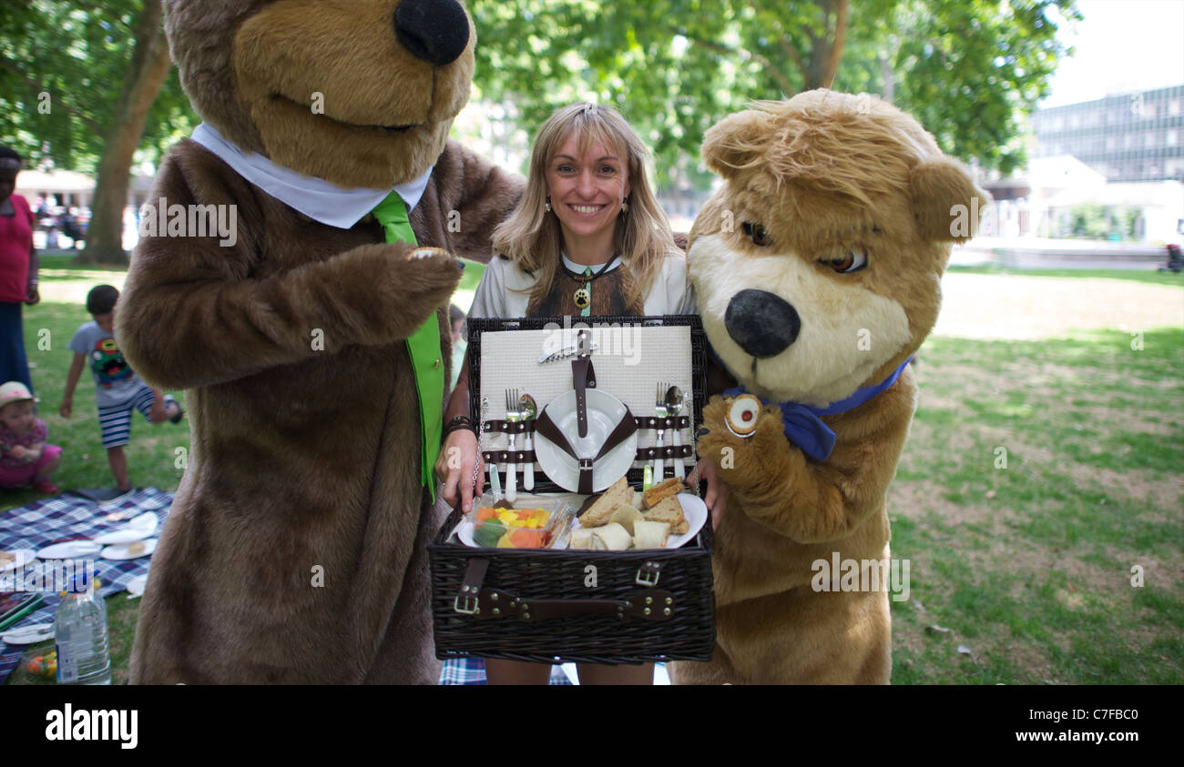 Yogi bear and boo boo hi-res stock photography and images - Alamy