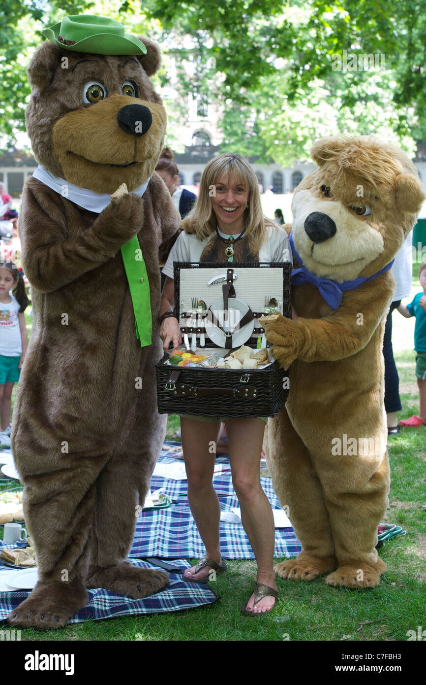 Yogi bear and boo boo hi-res stock photography and images - Alamy