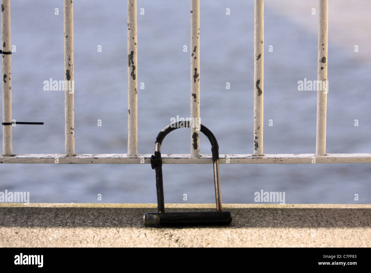Chain railing hi-res stock photography and images - Alamy