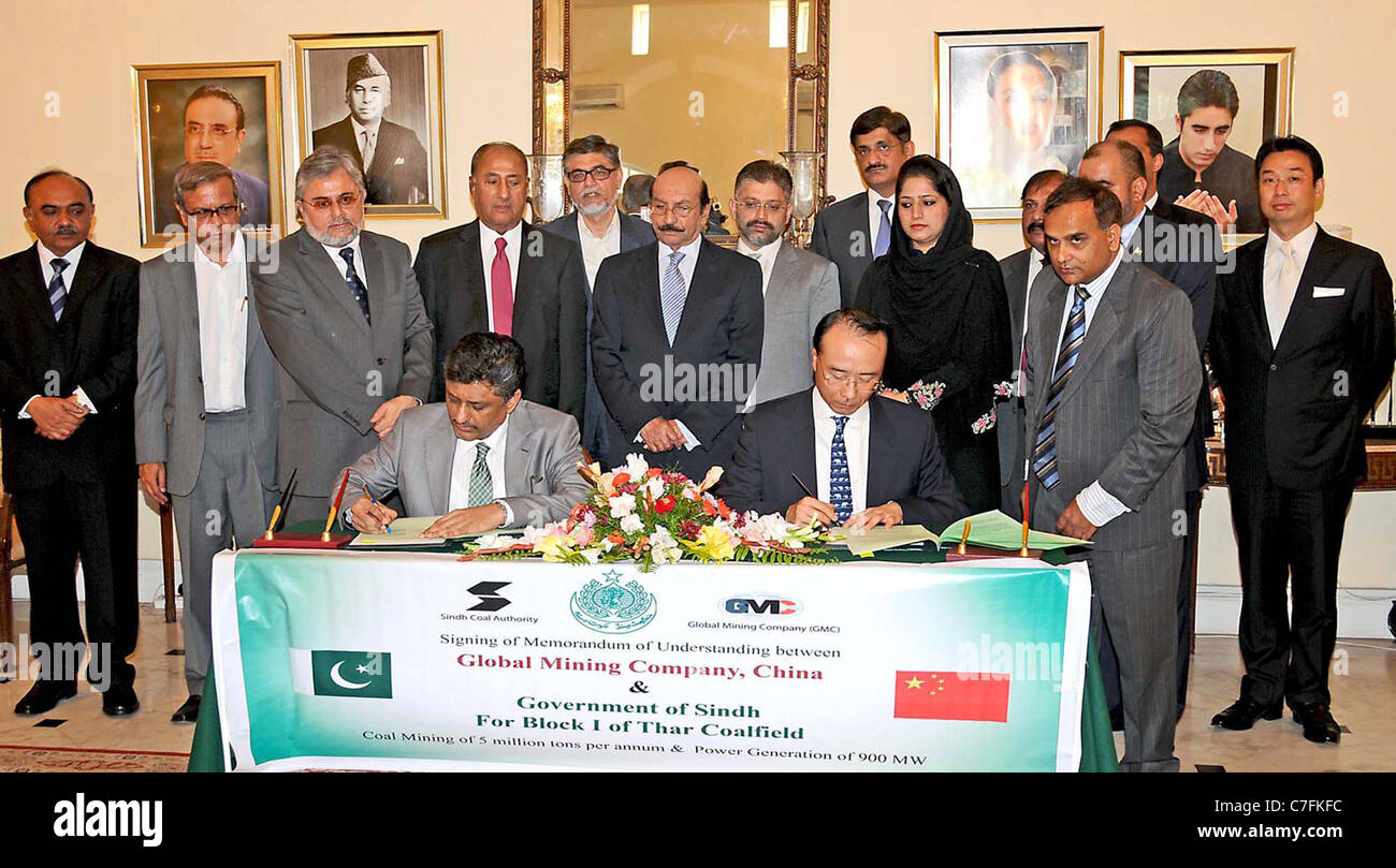 Mou signing ceremony hi-res stock photography and images - Alamy