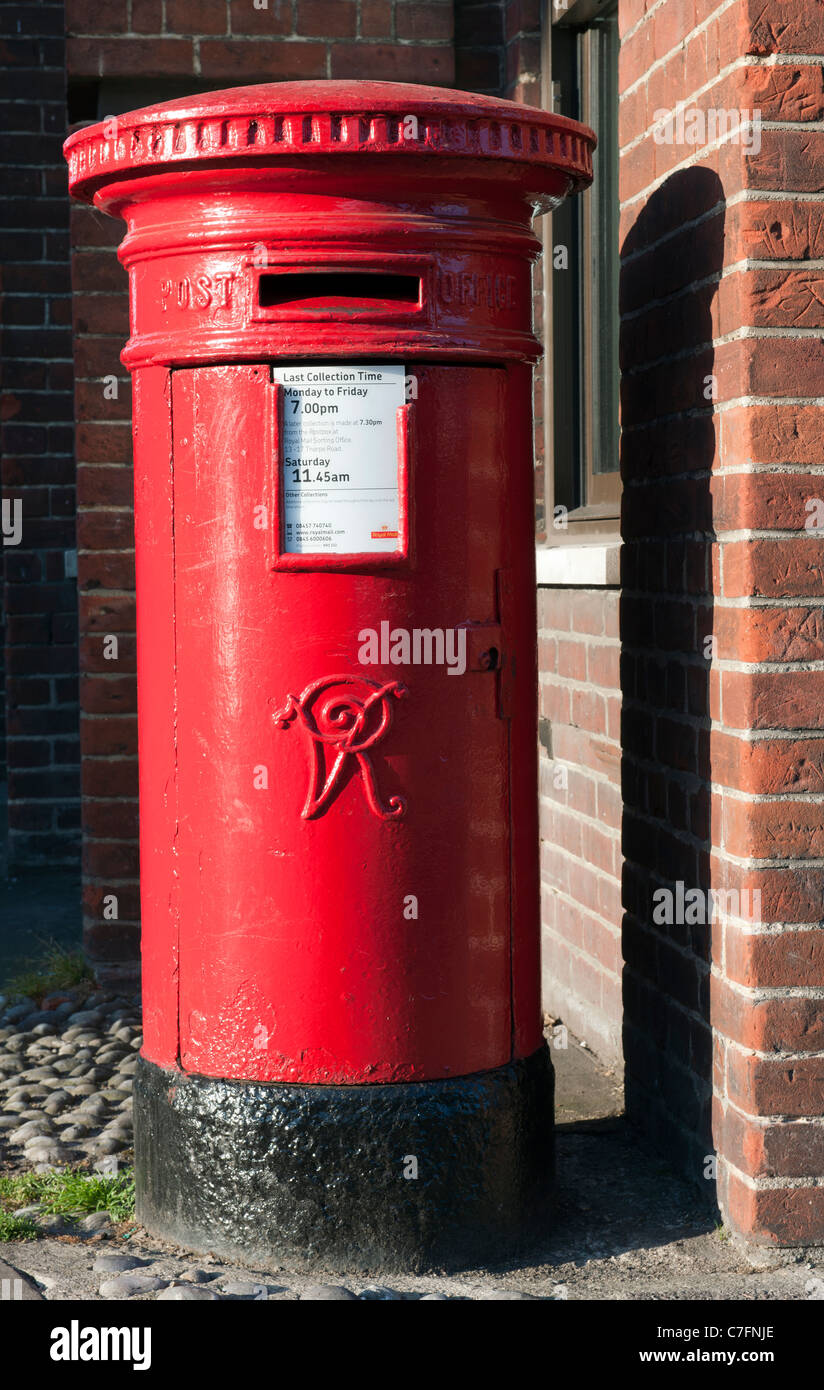 Victorian pillar box post box hi-res stock photography and images - Alamy