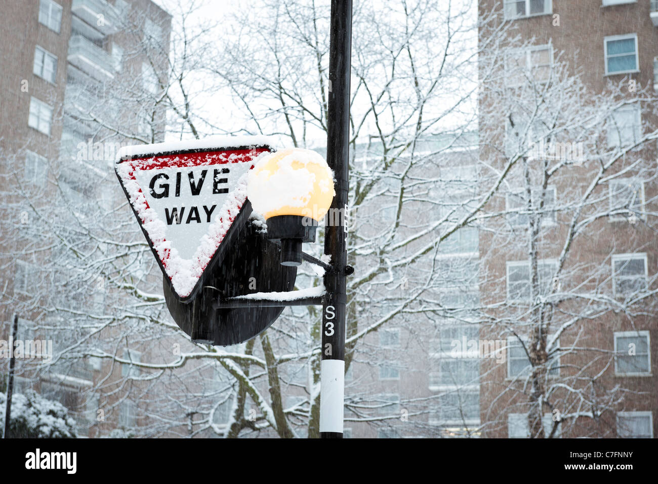 Give way sign in england hi-res stock photography and images - Alamy