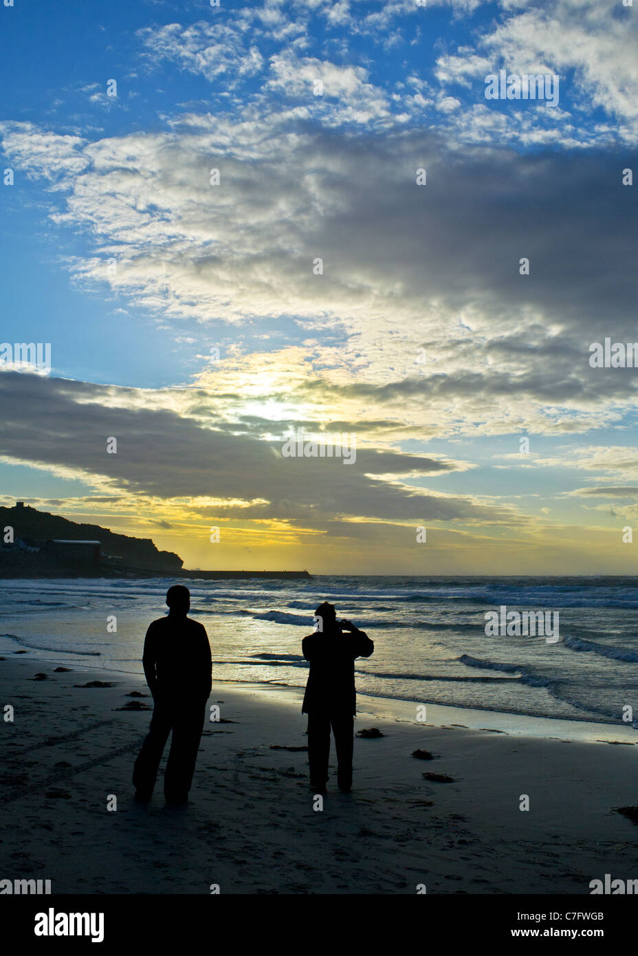 Watching the sunset at the beach hi-res stock photography and images ...