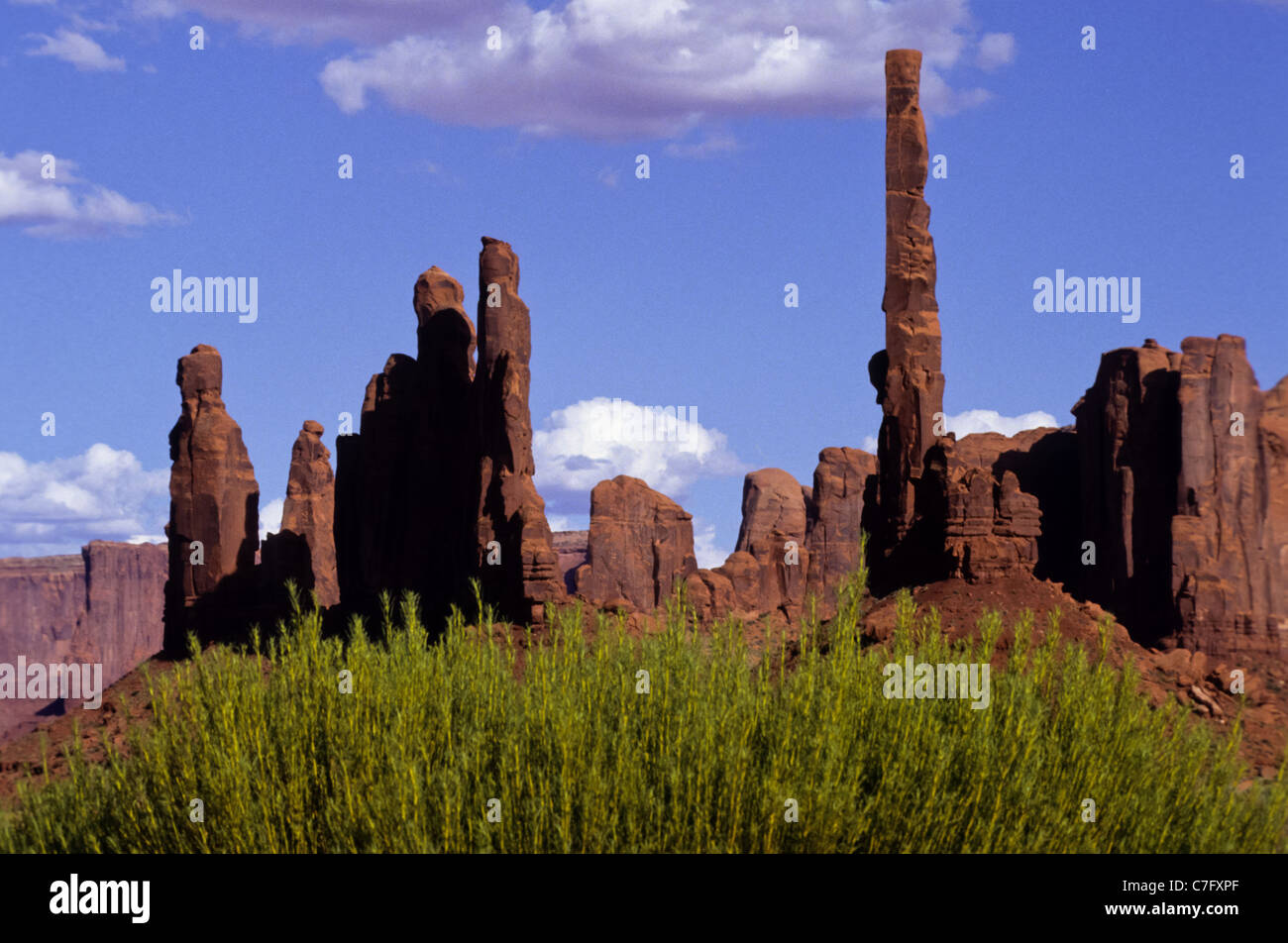 The Totem Poles in Monument Valley National Park and navaho Indian ...