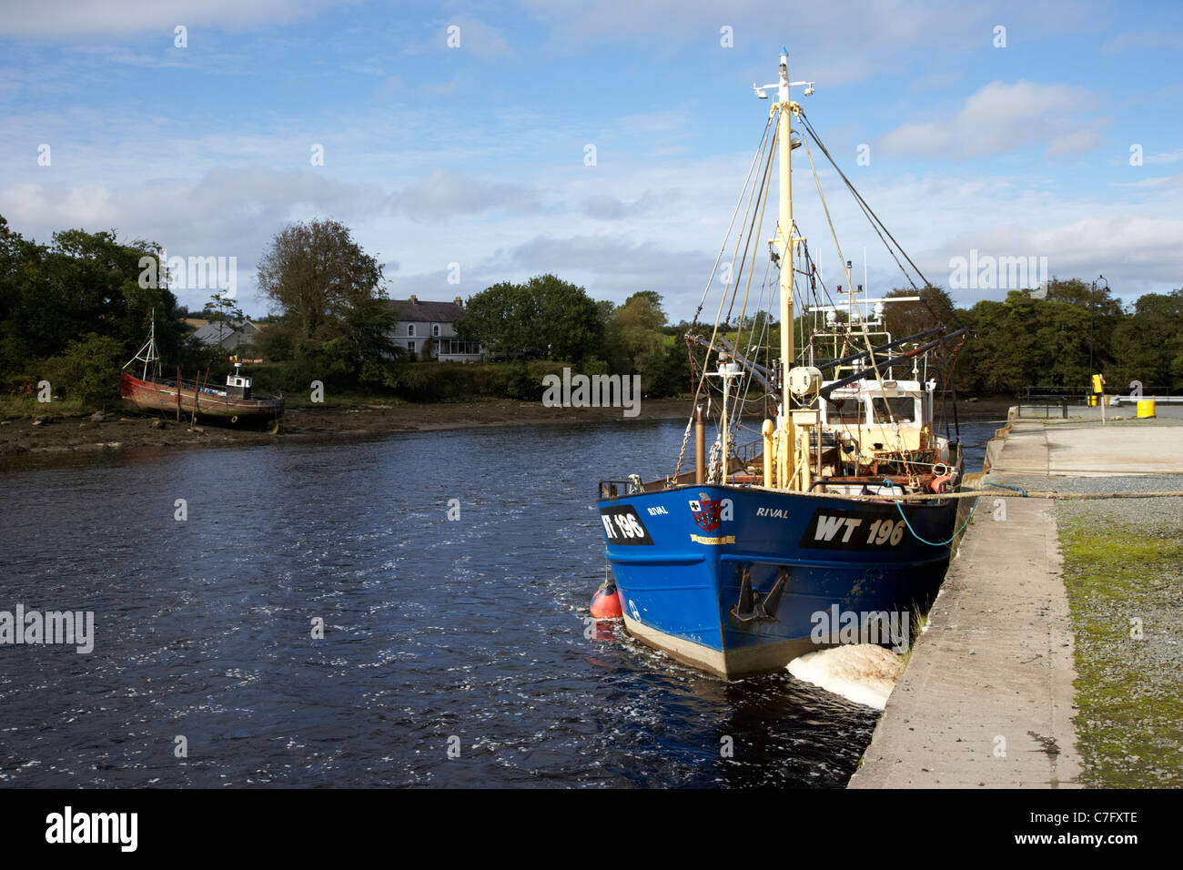 Fishing boats and quay county donegal hi-res stock photography and ...