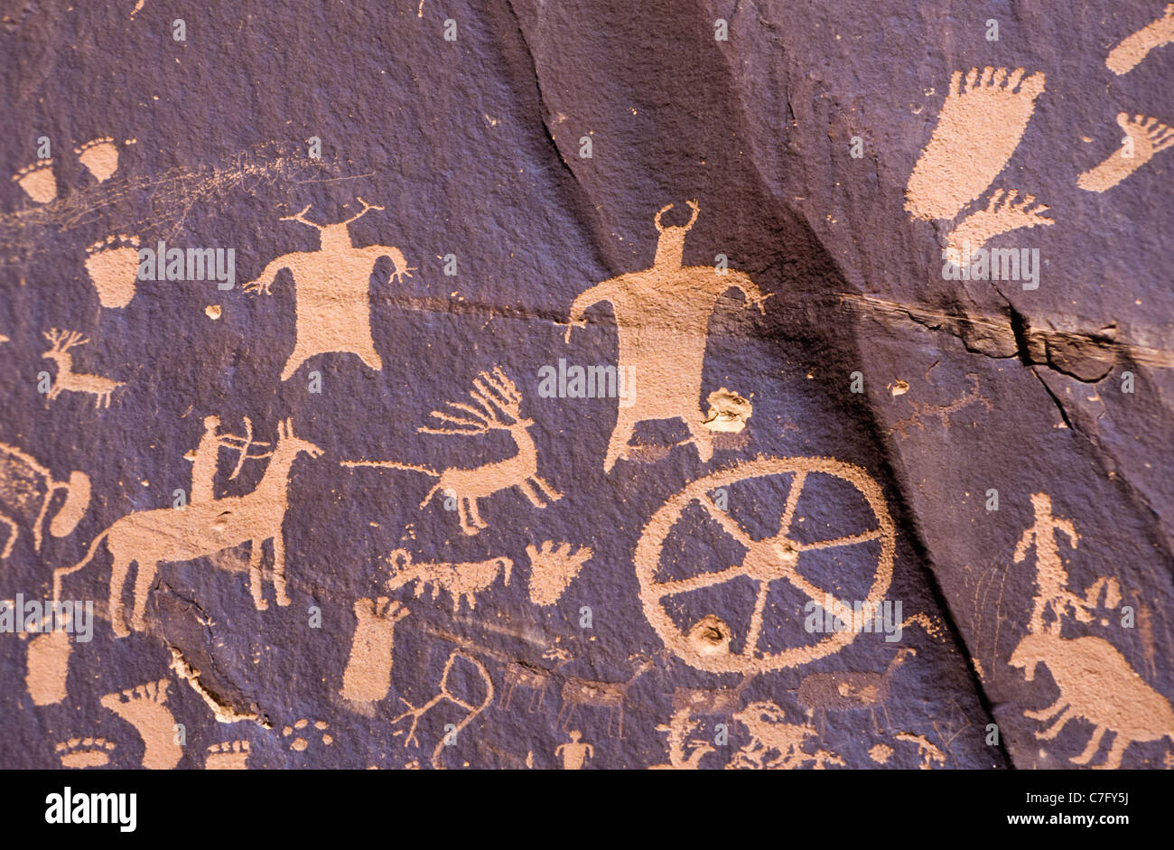 Ancient Indian rock paintings at Newspaper Rock, Indian Creek in Utah ...