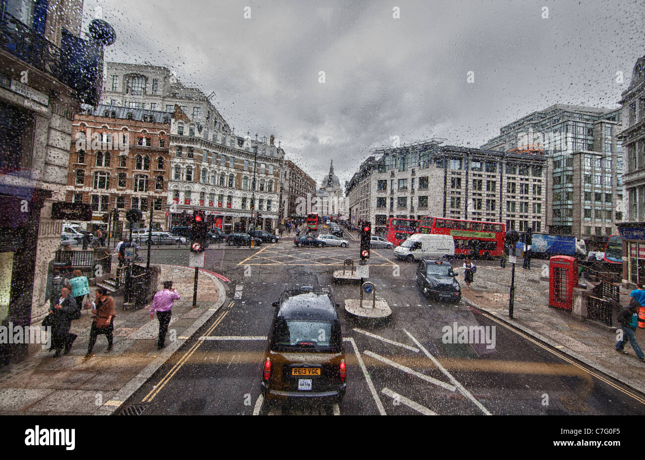 Traffic during rain hi-res stock photography and images - Alamy
