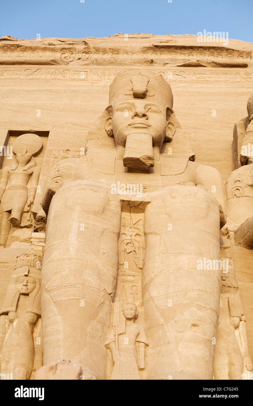 Colossal statues of king ramses ii hi-res stock photography and images ...