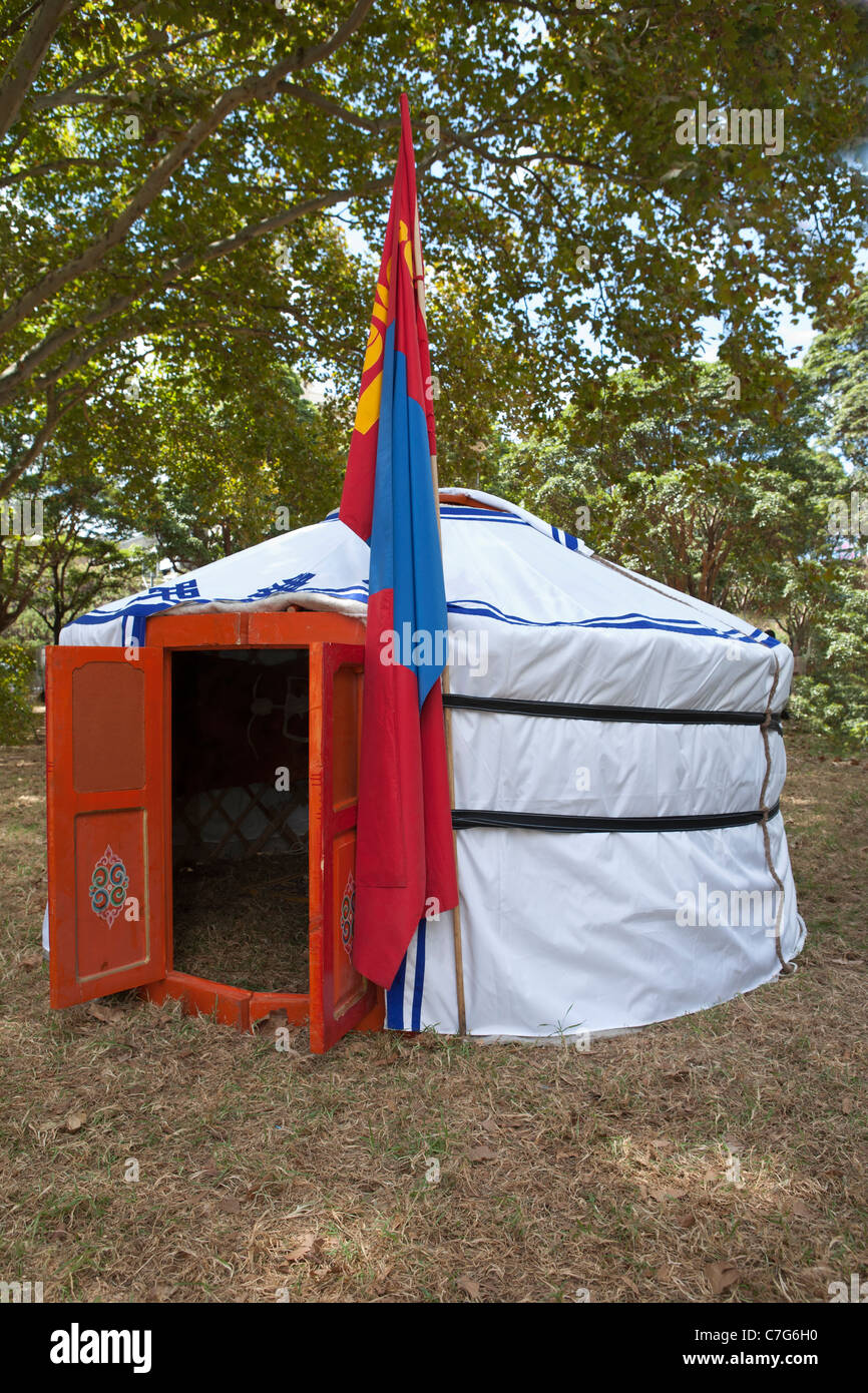 Traditional Mongol Gur tent exterior Stock Photo - Alamy