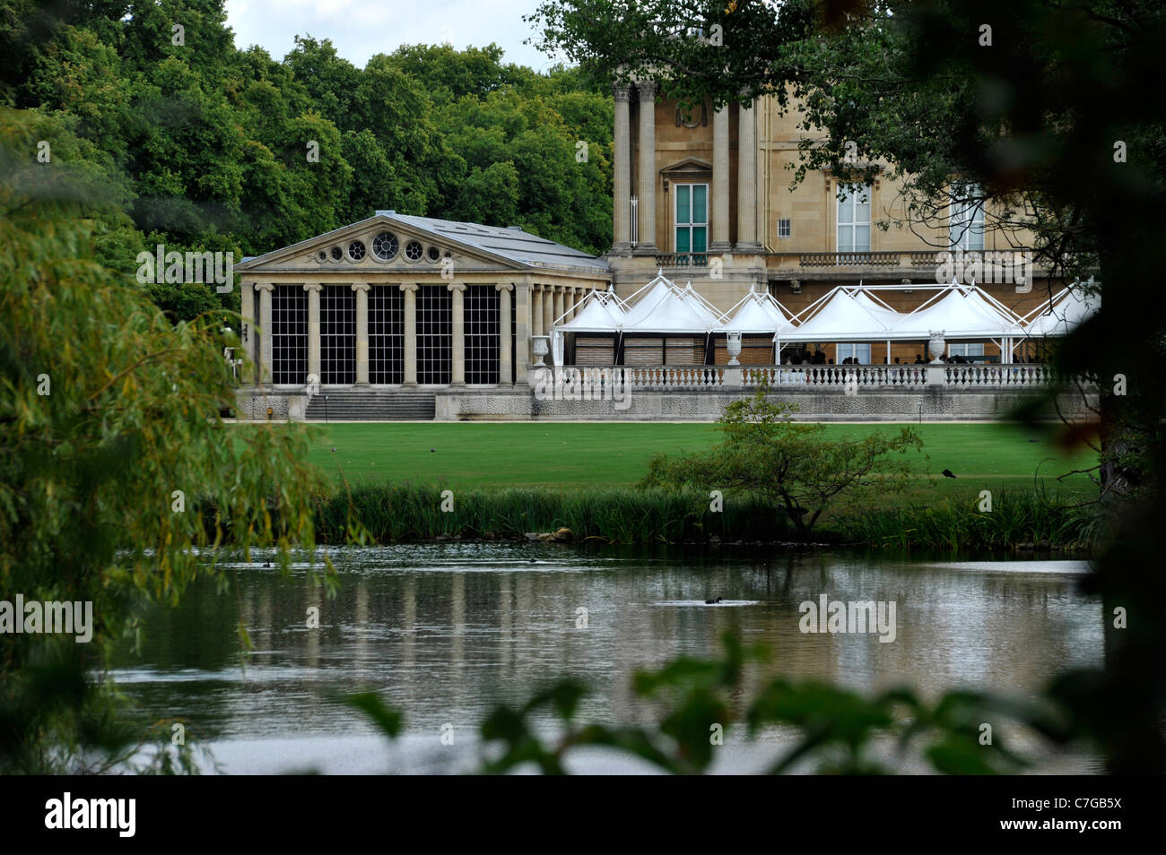 Back of buckingham palace hi-res stock photography and images - Alamy