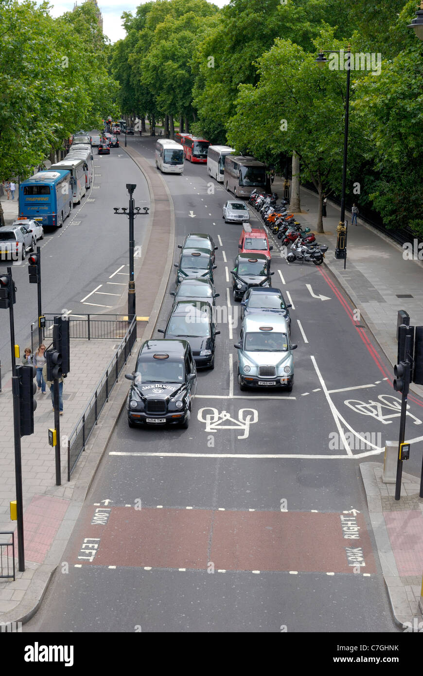 Traffic on the victoria embankment hi-res stock photography and images ...