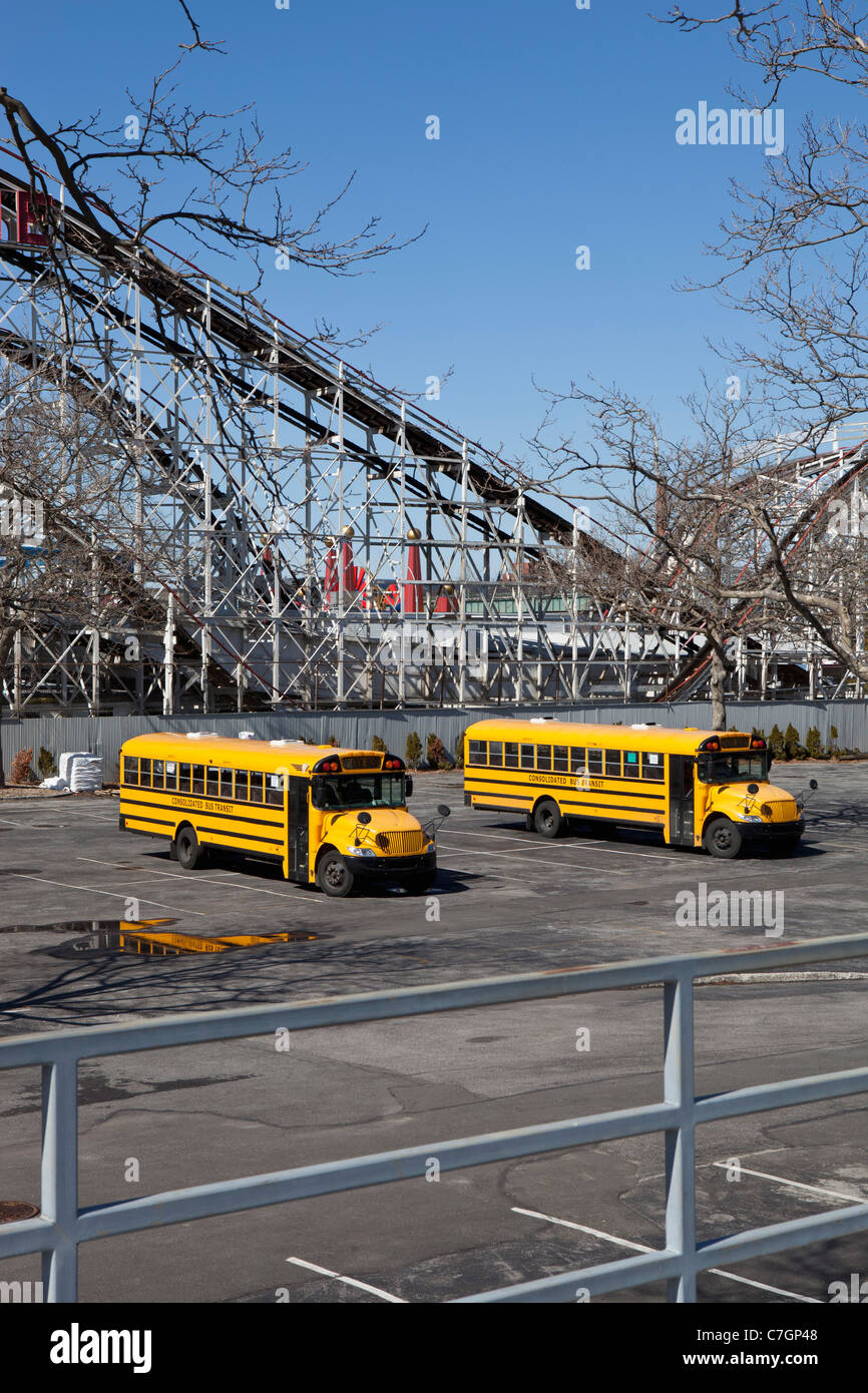 Empty school buses hi-res stock photography and images - Alamy