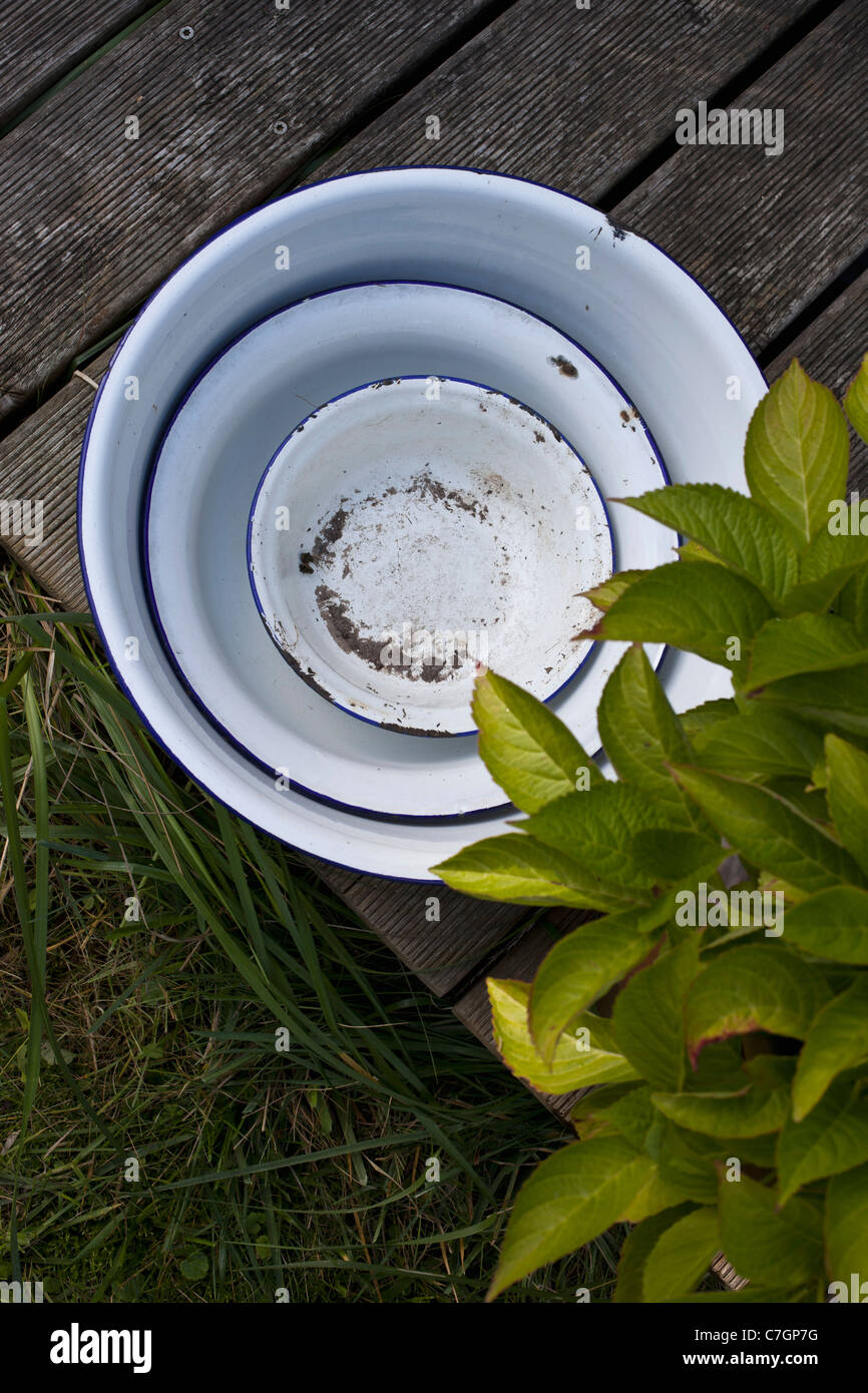 Three different sized old-fashioned enamel wash basins Stock Photo - Alamy