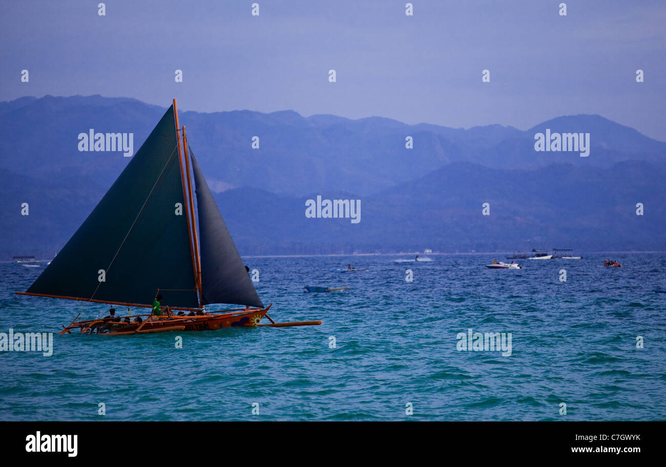 Sailing boat in the bay at White Beach, Boracay, Philippines Stock ...
