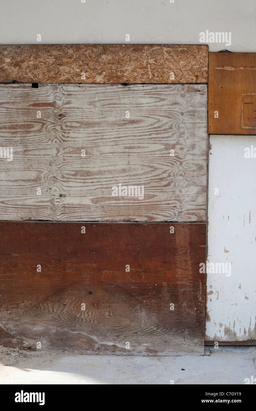 Rundown boarded up building hi-res stock photography and images - Alamy