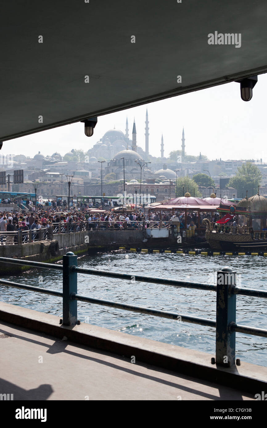 Crowd watching boat hi-res stock photography and images - Alamy