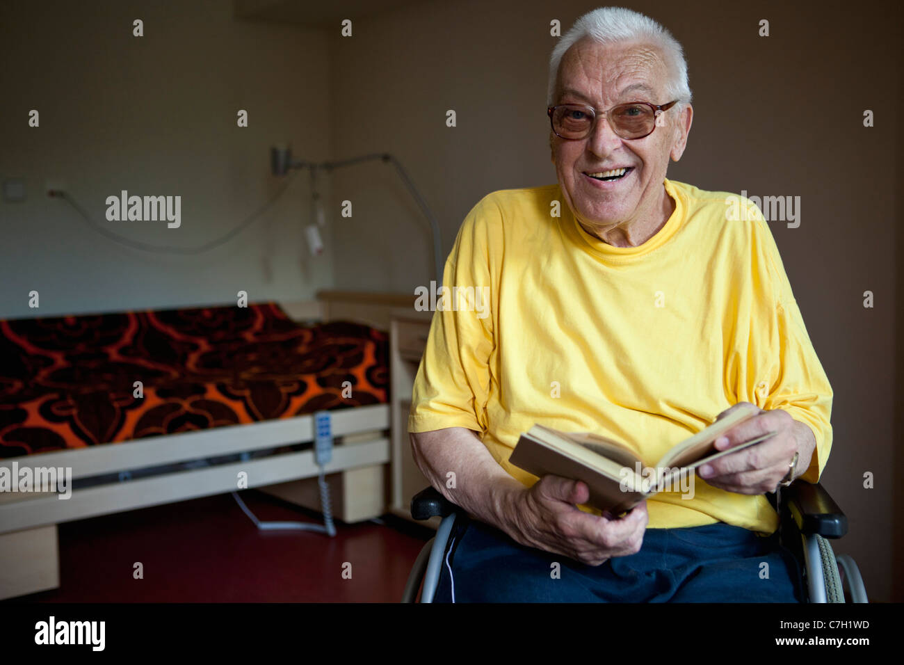 Through book hi-res stock photography and images - Alamy