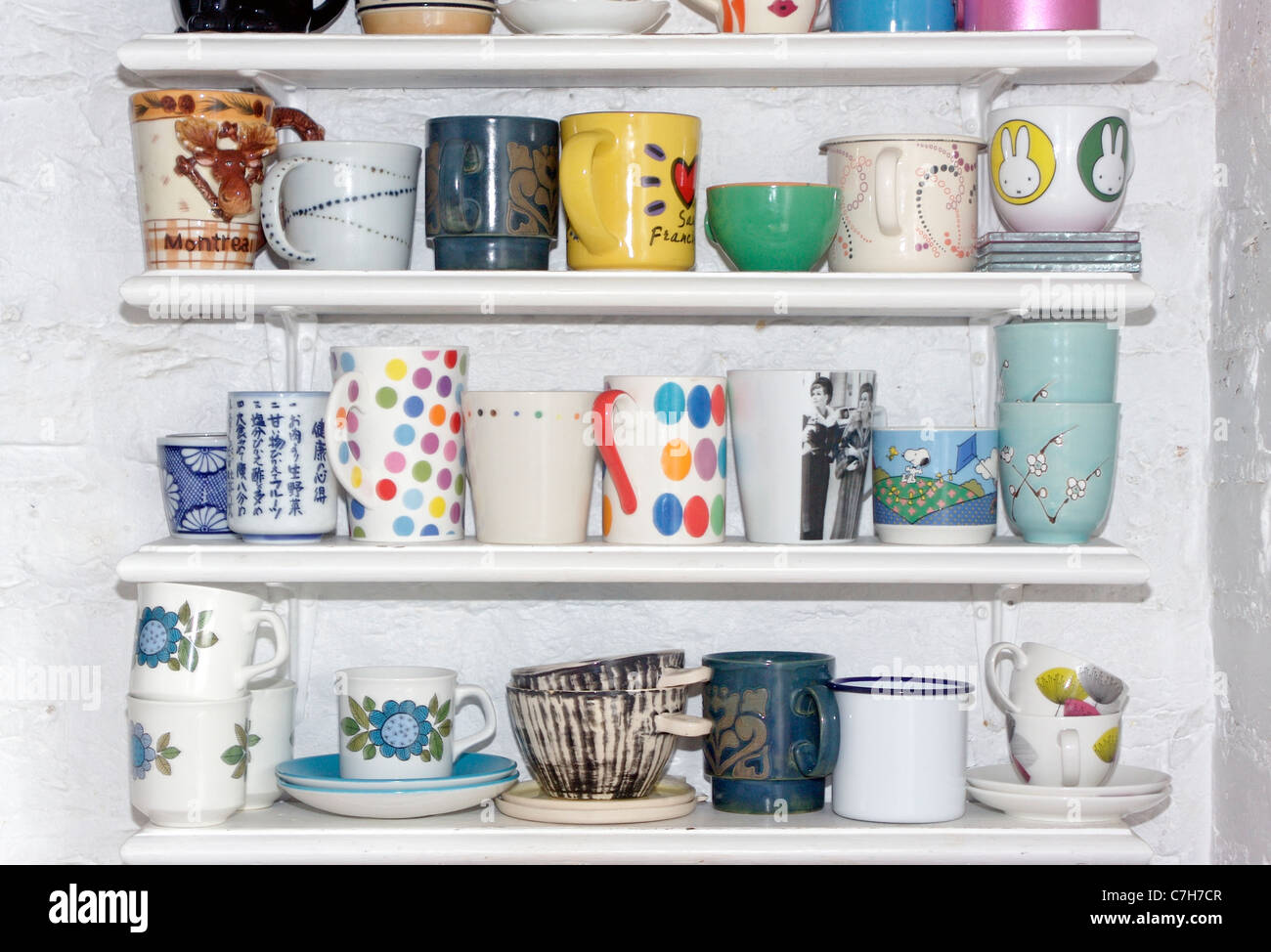 Crowded shelves hi-res stock photography and images - Alamy