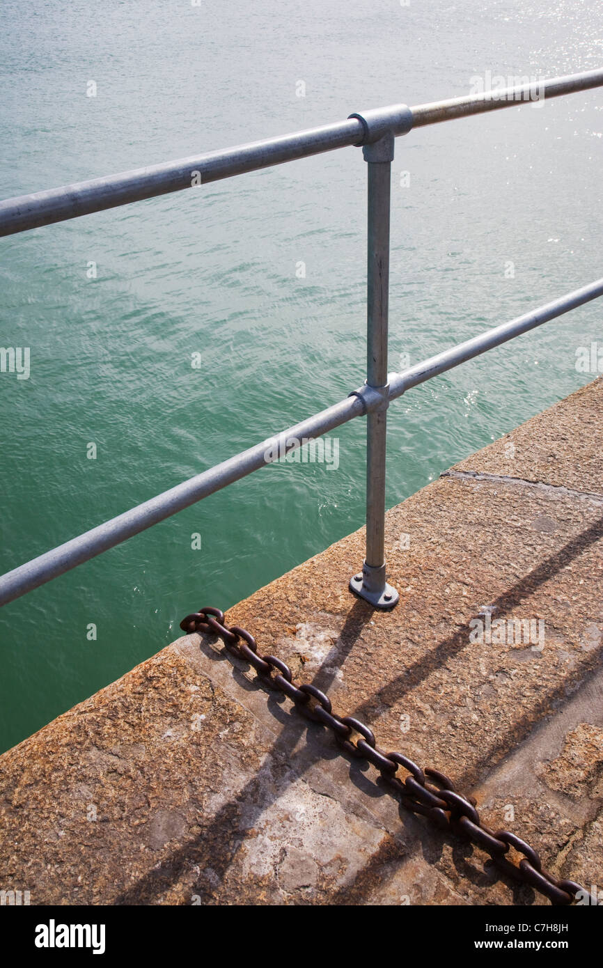 Quayside railing chain edge hi-res stock photography and images - Alamy