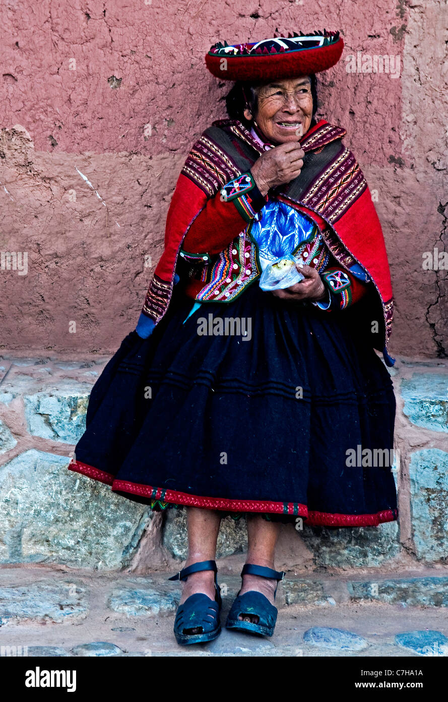 Peruvian woman walk in the narrow alleys of Cusco Peru Stock Photo - Alamy