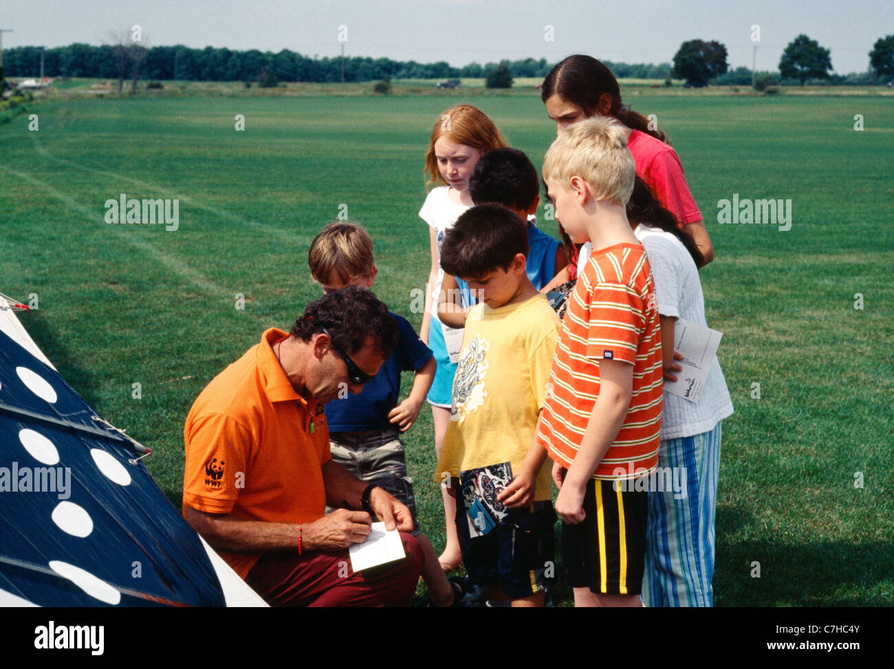 Signing photographs hi-res stock photography and images - Alamy