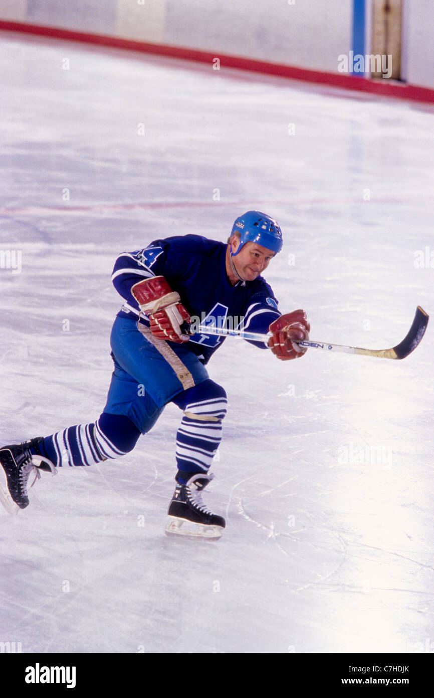 Ice hockey players in action hi-res stock photography and images - Alamy