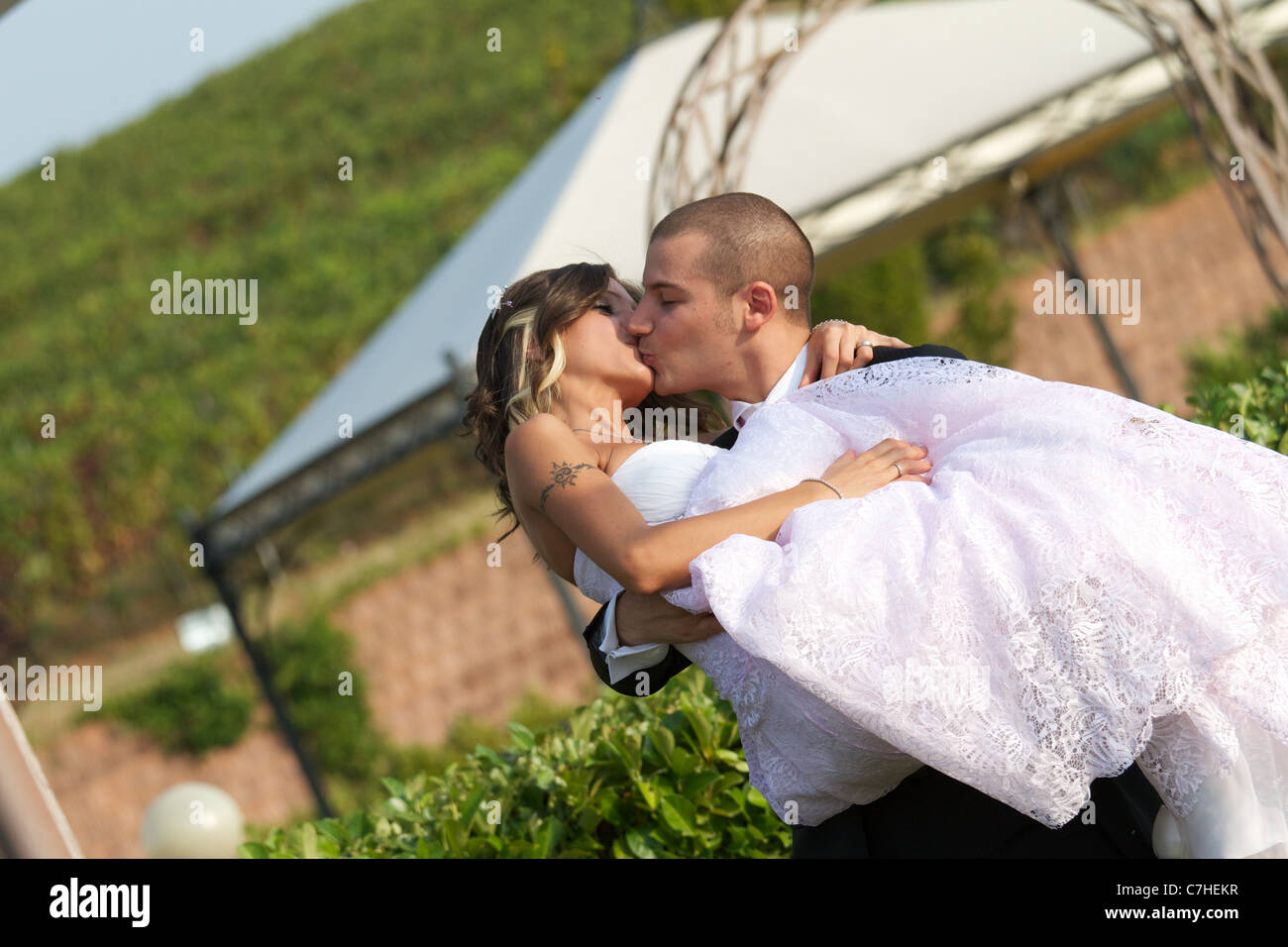 bride and groom kissing Stock Photo - Alamy