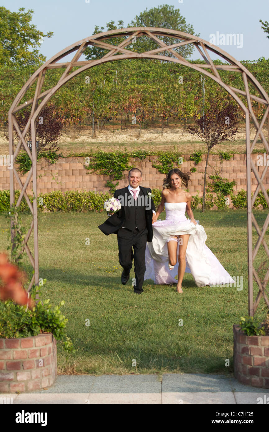 bride and groom running Stock Photo - Alamy