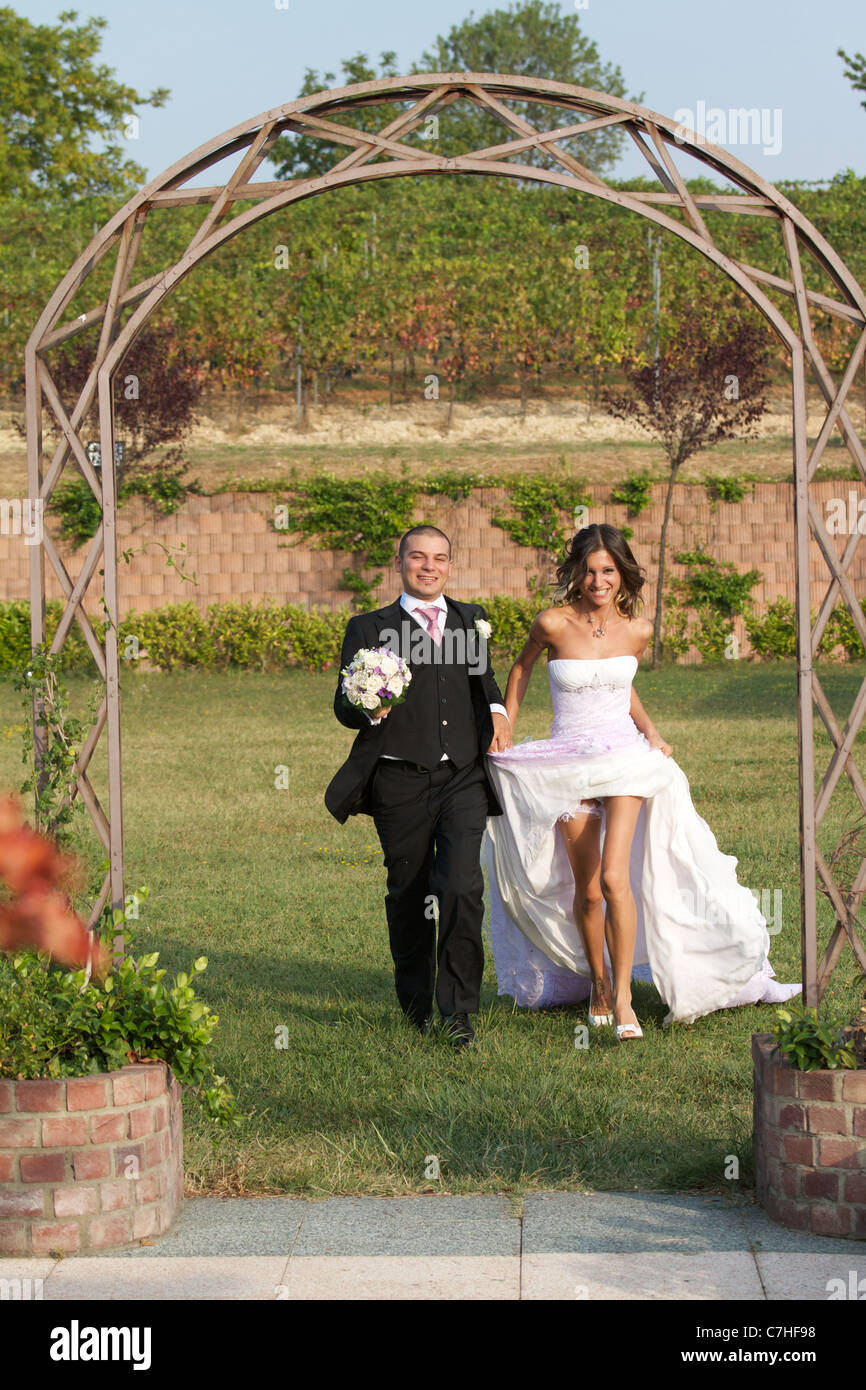bride and groom running Stock Photo - Alamy