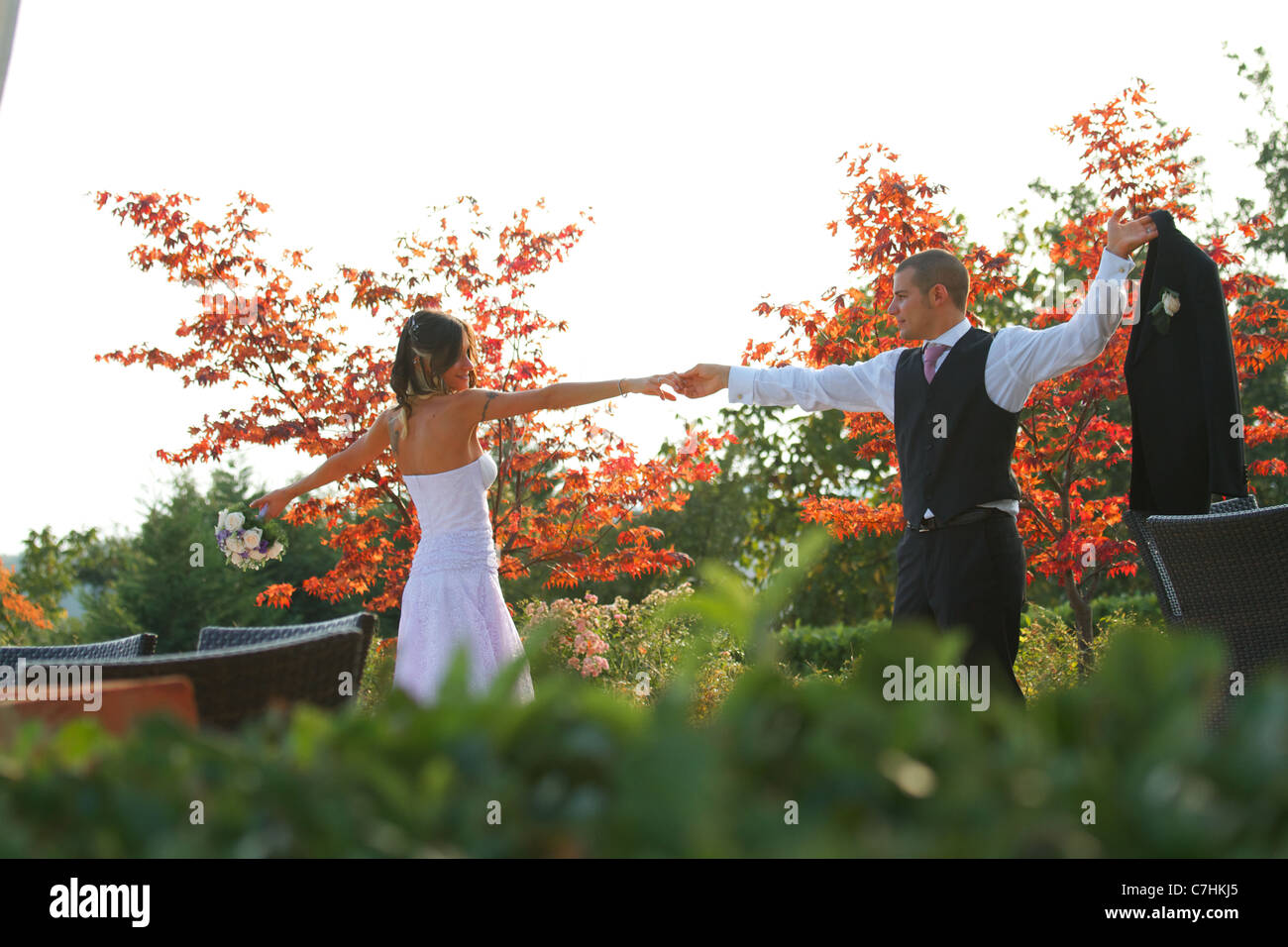 bride and groom dancing Stock Photo - Alamy