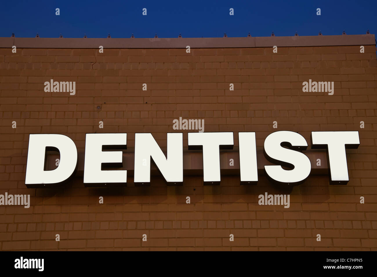 Dentist sign hi-res stock photography and images - Alamy