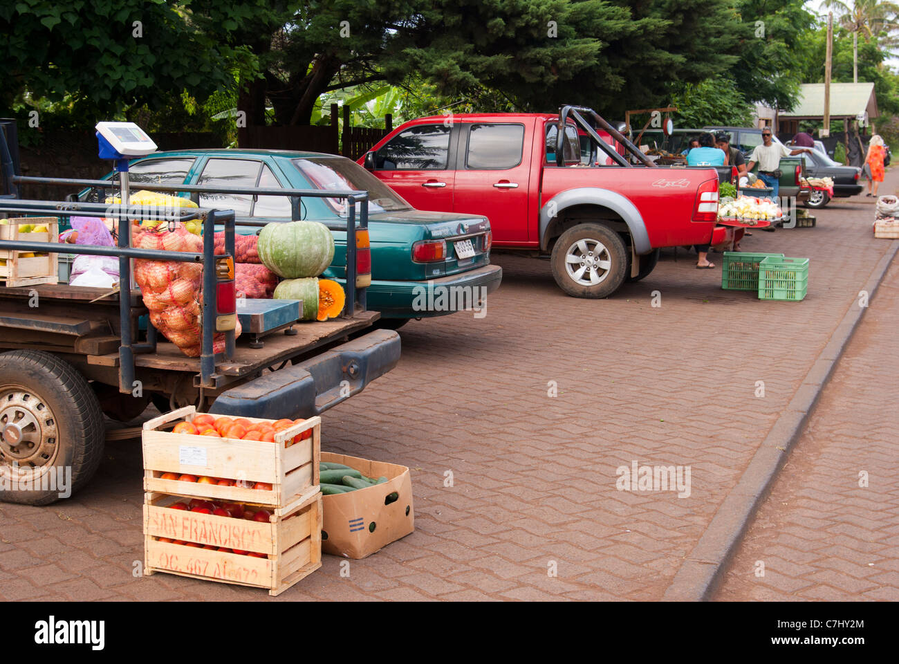 Farmers markets on back of pick-up trucks Stock Photo - Alamy